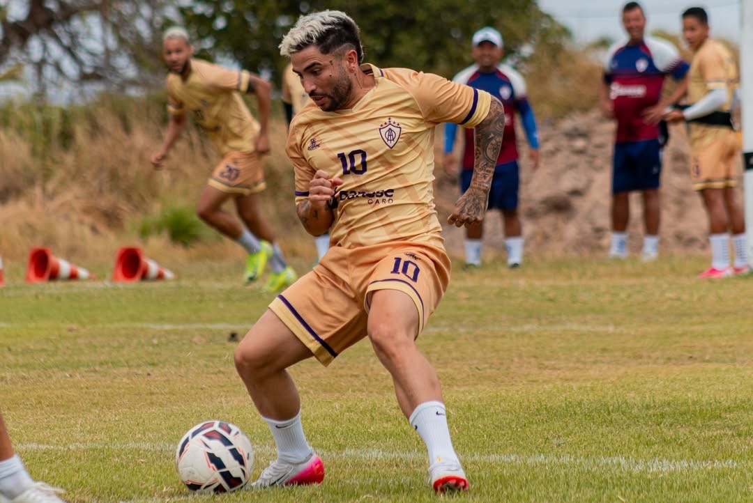 Dione ressalta calendário cheio como fundamental no Itabaiana | Ge