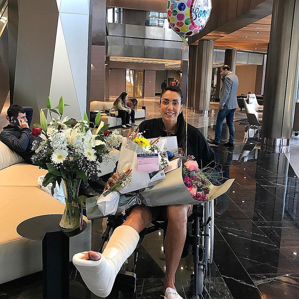 Com a perna engessada após grave lesão, Thaísa deixa hospital na ...