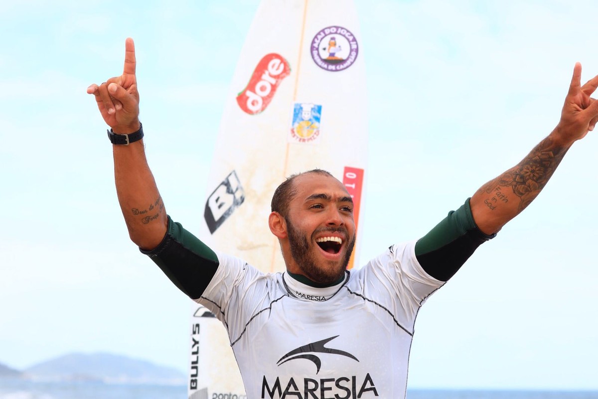 Jadson André é campeão brasileiro de surfe pela primeira vez e comemora ...