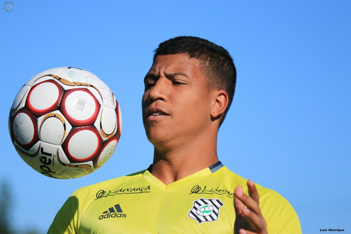 Para diminuir elenco, Figueirense empresta dois jogadores para o ...