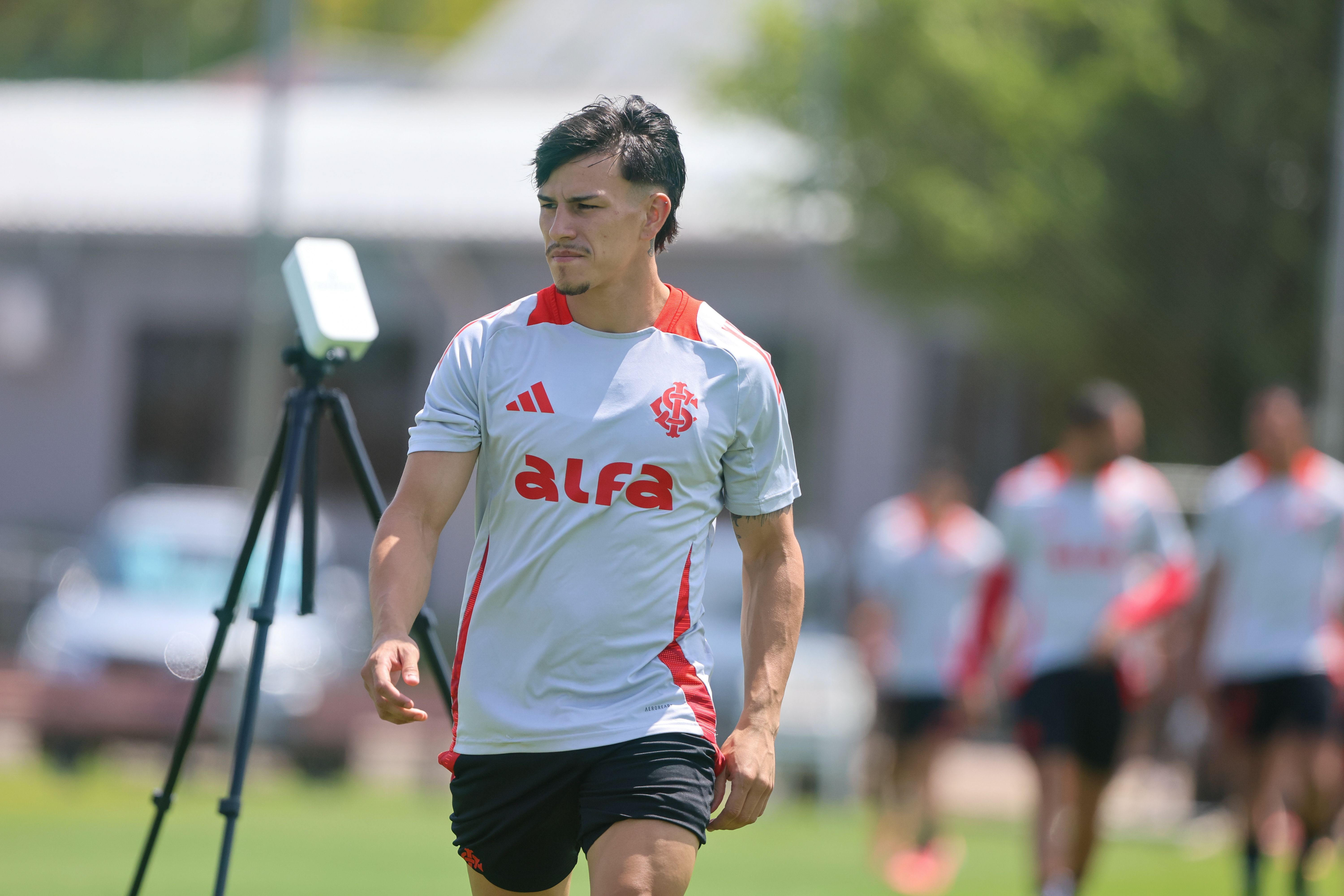 Bernabei deve perder lugar no Inter? Veja opiniões, falhas e vote | Ge