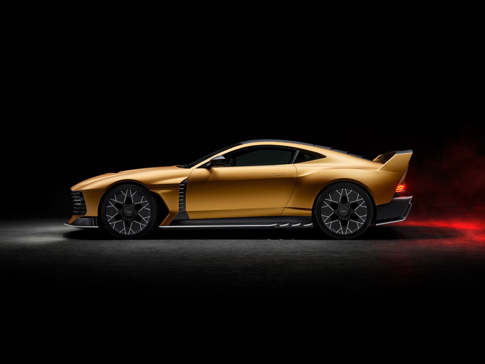 Fernando Alonso recebe Aston Martin de R$ 17 milhões em Mônaco | Ge