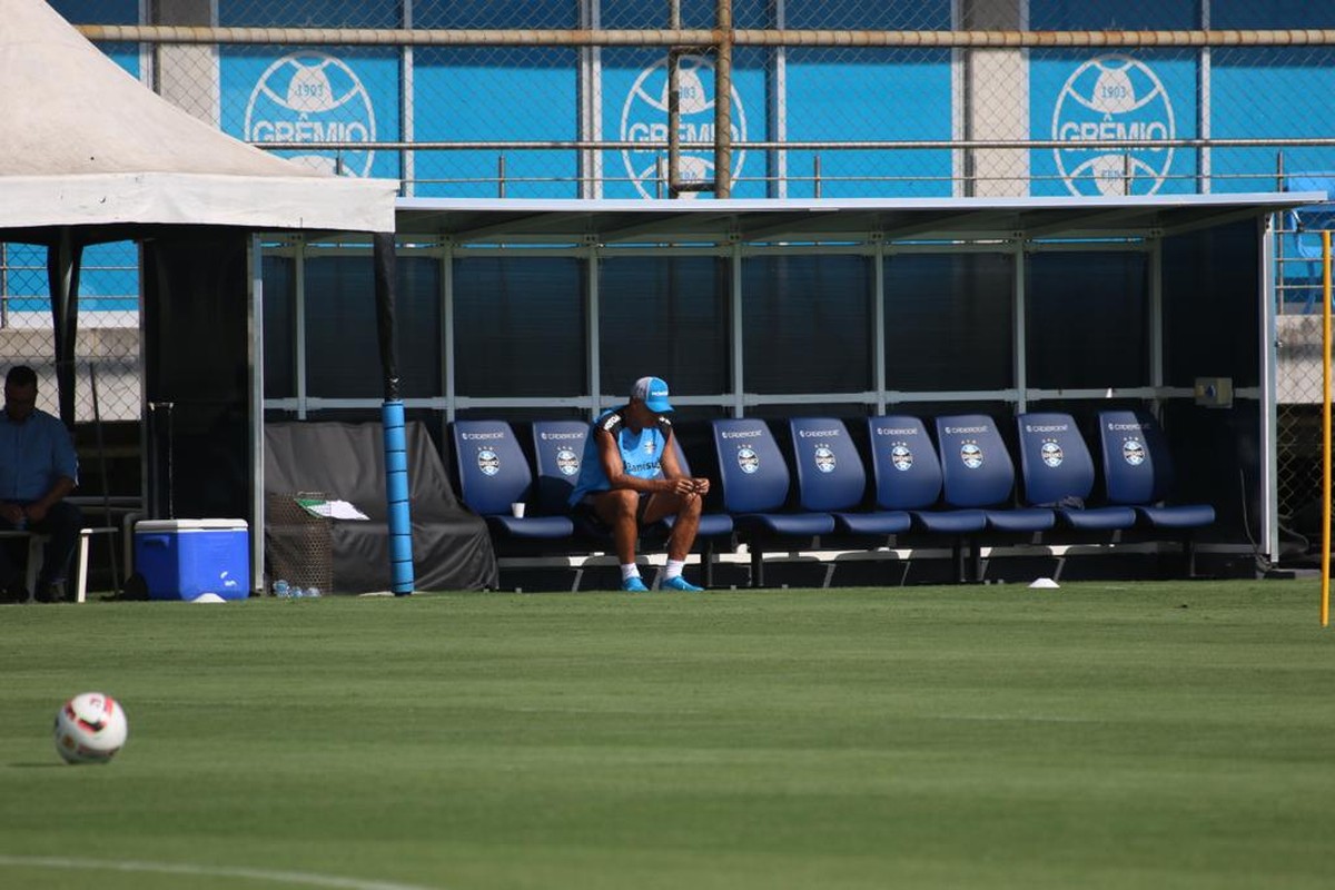 Renato define base de time do Grêmio, mas deixa brecha para "duas ou ...