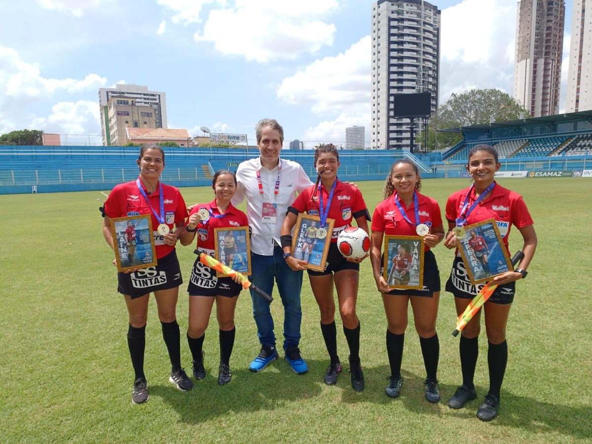 Mulheres apitam uma final pela primeira vez na história do futebol ...