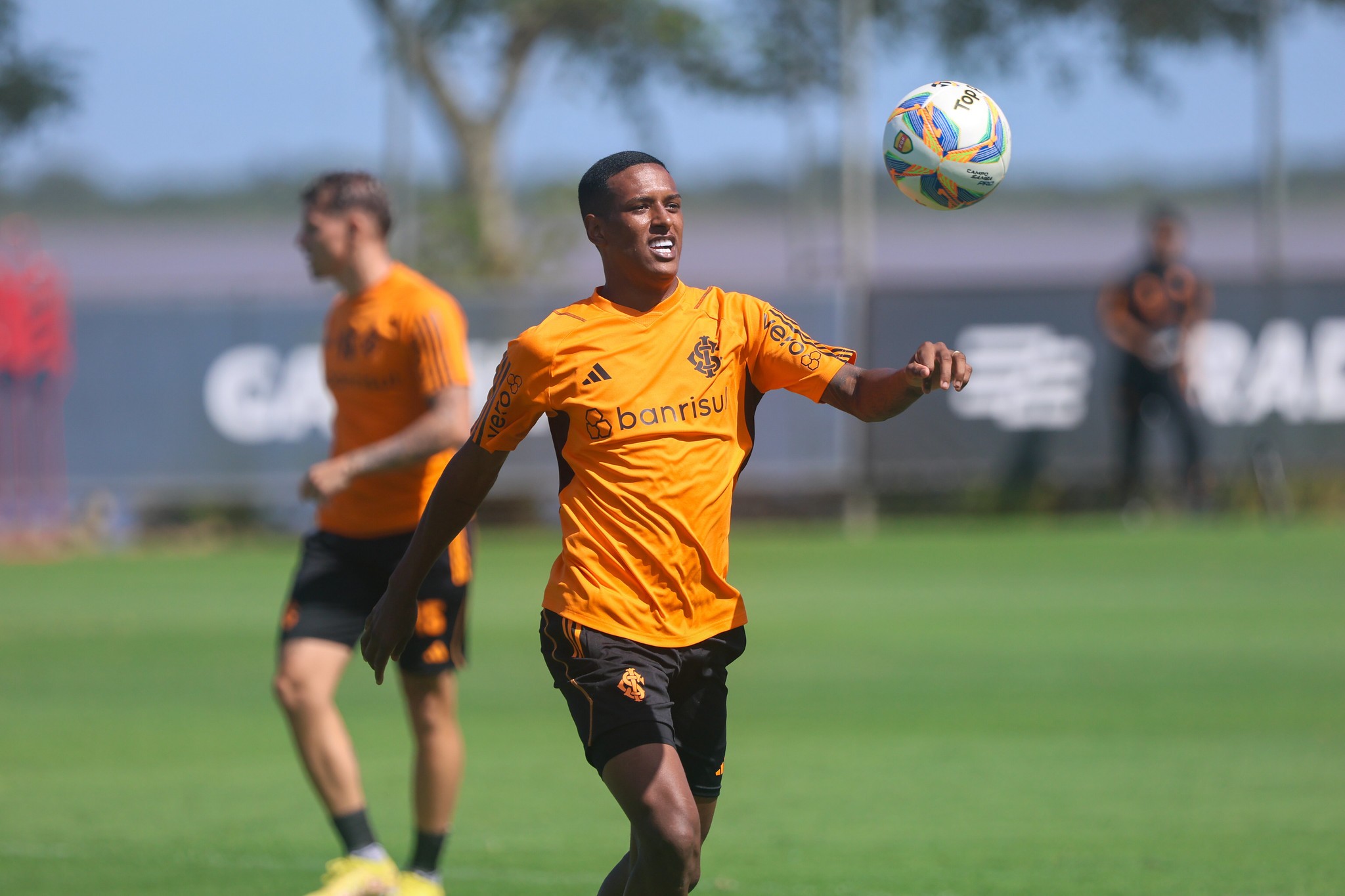 Robert Renan desponta como provável parceiro de Vitão no Inter para o ...
