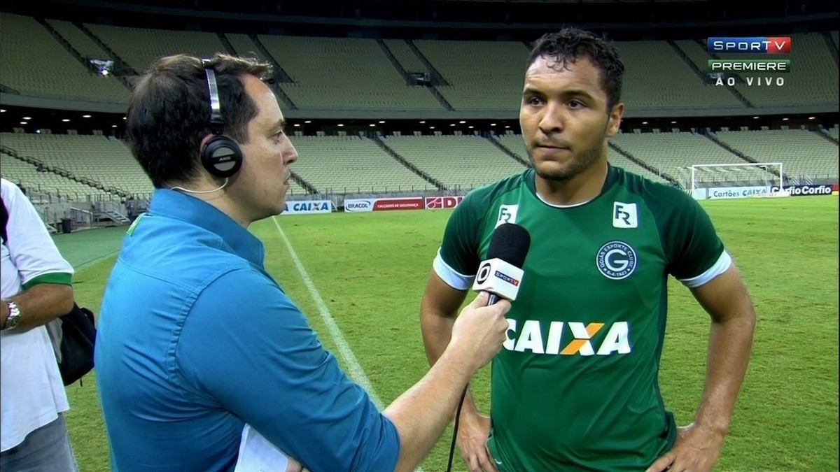 Autor do gol da vitória, Alex Alves celebra reação do Goiás após três ...