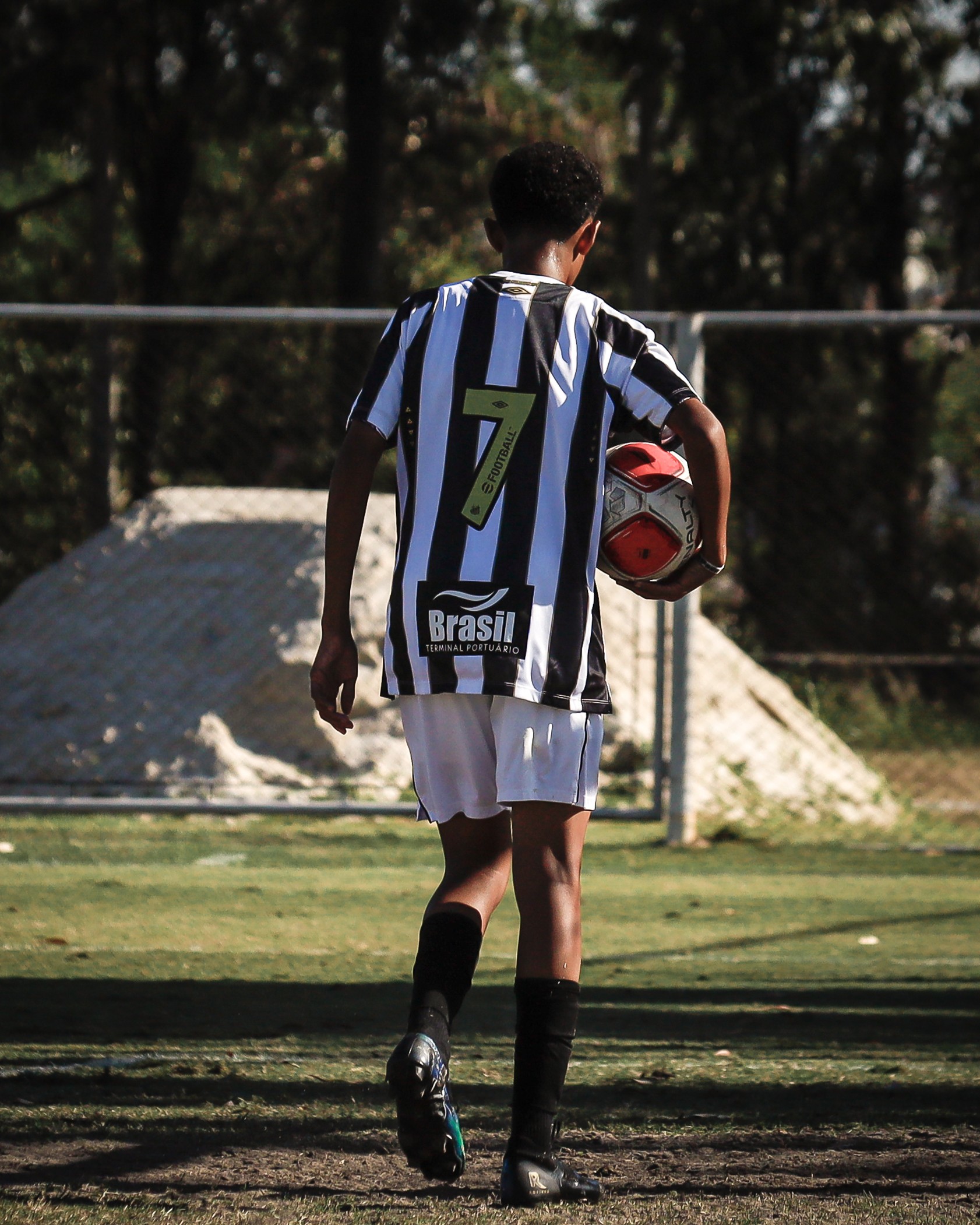 Como é a vida quase anônima do filho de Robinho na base do Santos | Ge