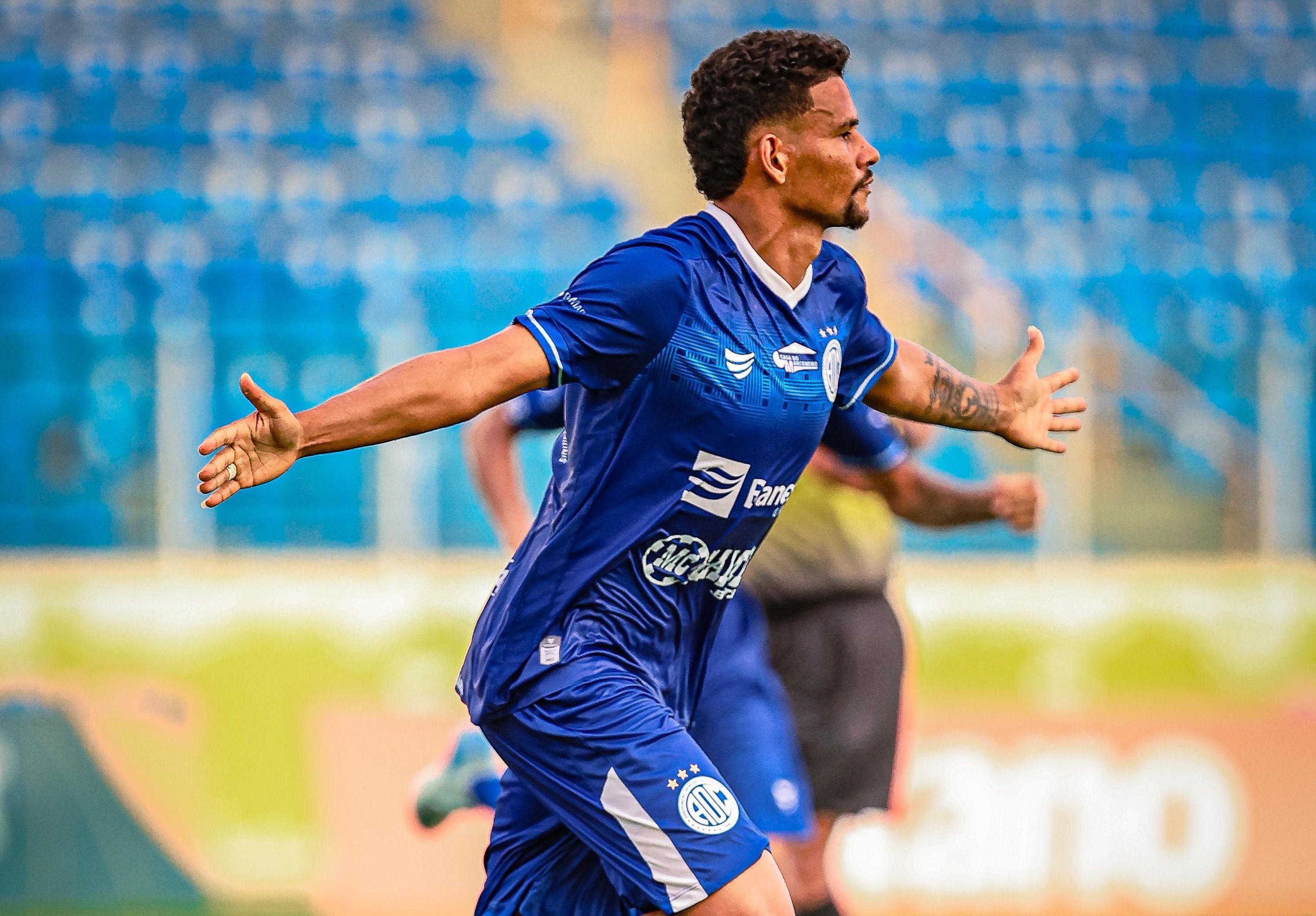 Confiança negocia multa para ter Neto contra o Falcon | Ge