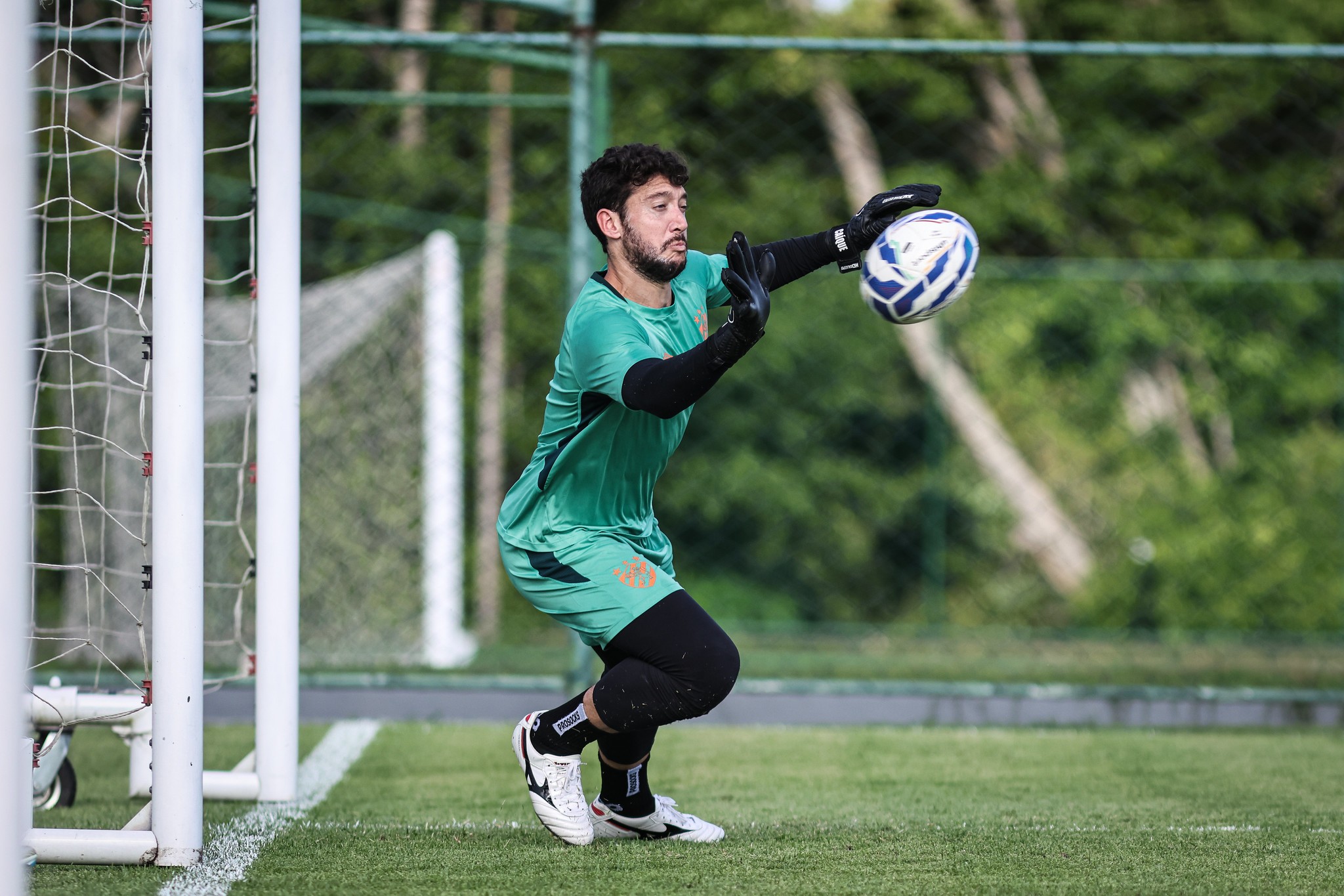 Após acerto, Caíque França se apresenta no Guarani e começa a treinar | Ge