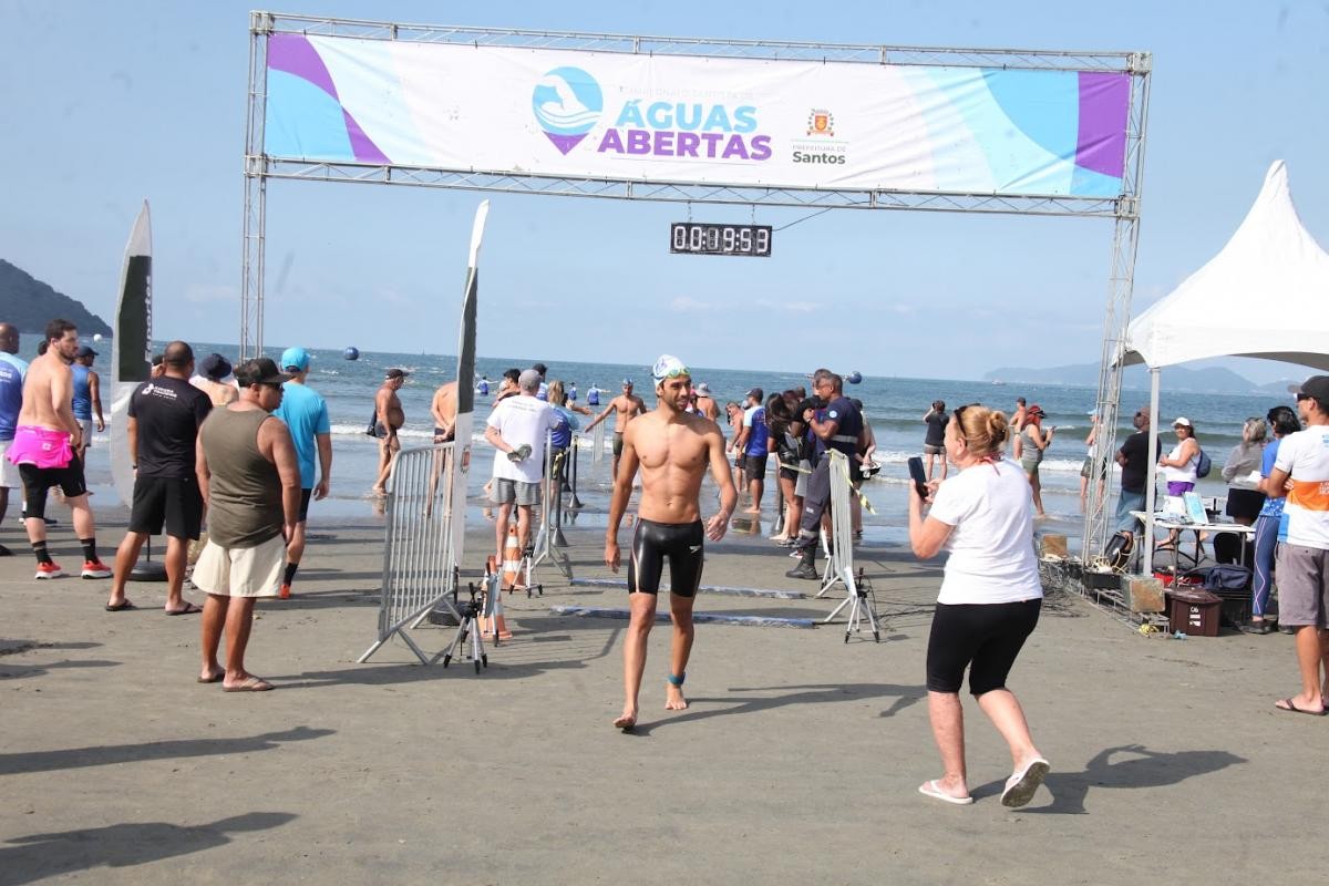 Rafael Antunes e Danielle Roncatto vencem a 3ª etapa do Santista de Águas Abertas | Ge