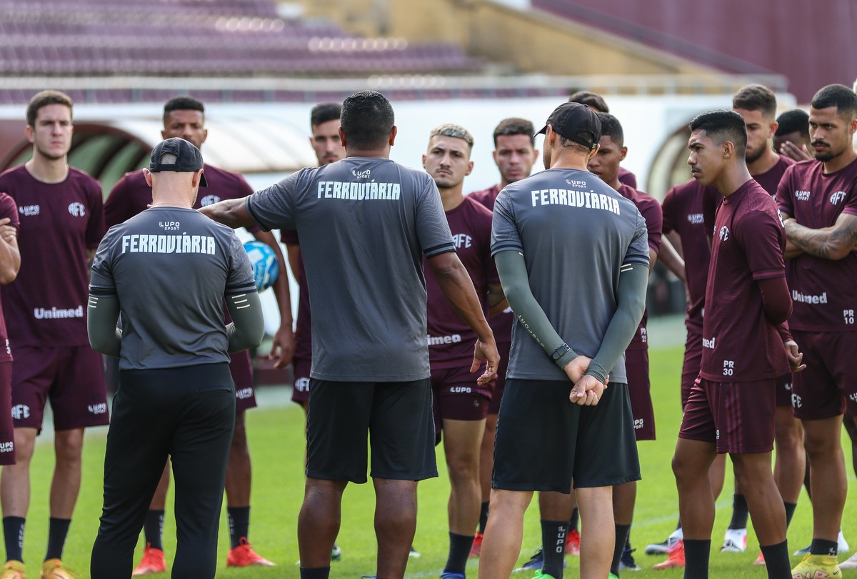 Alexandre Lopes tenta blindar elenco em semana decisiva da Ferroviária ...