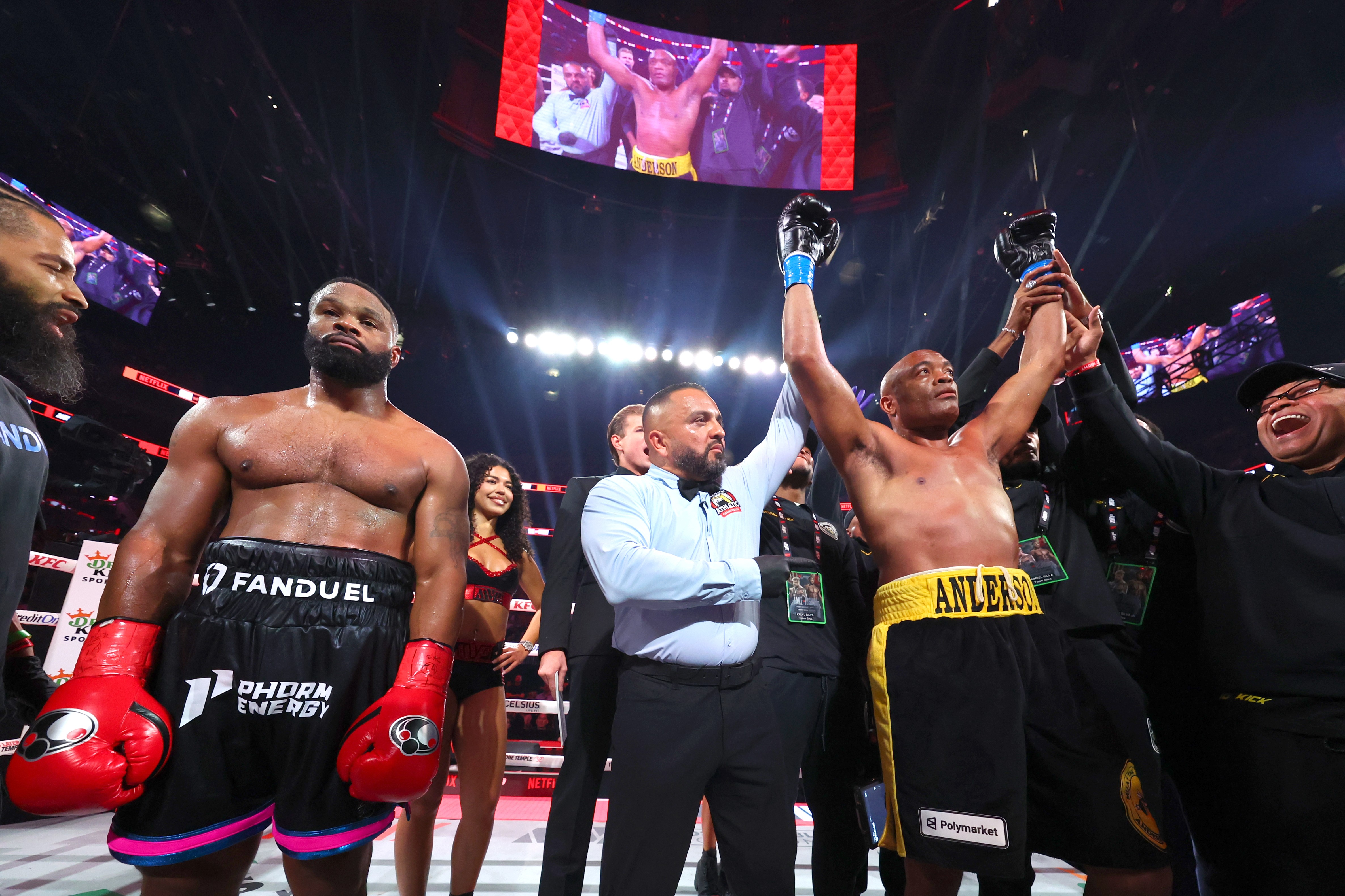 Anderson Silva vence Tyron Woodley por nocaute técnico no segundo roun | Ge