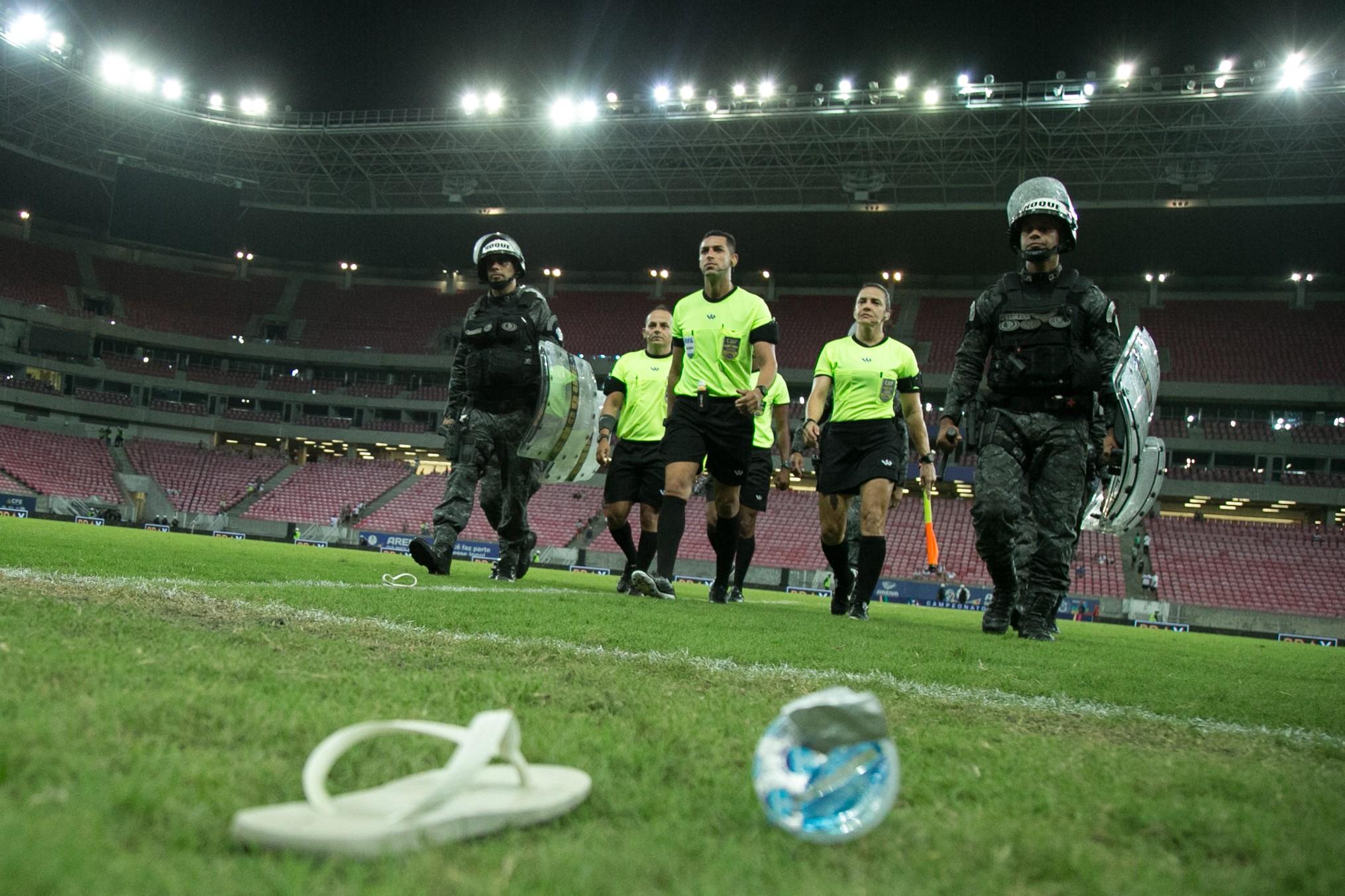 Árbitro relata em súmula objetos arremessados pela torcida do Santa | Ge